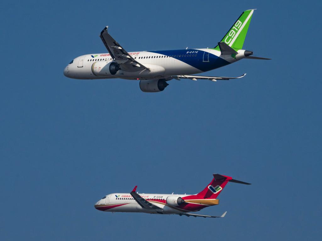 国産旅客機「C919」「ARJ21」が初の編隊飛行