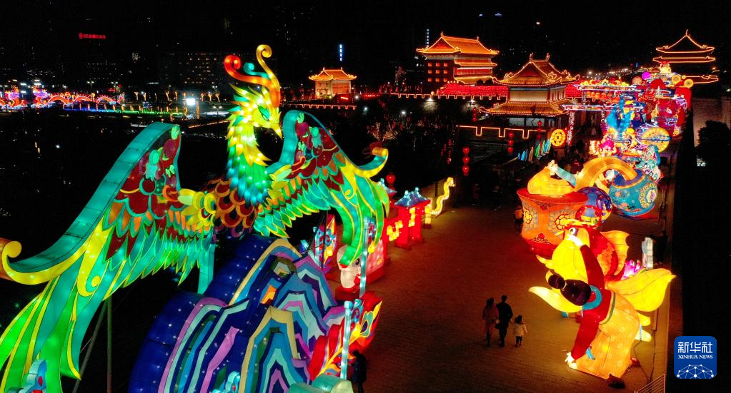 古都の夜を彩るライトアップ 陝西省西安市