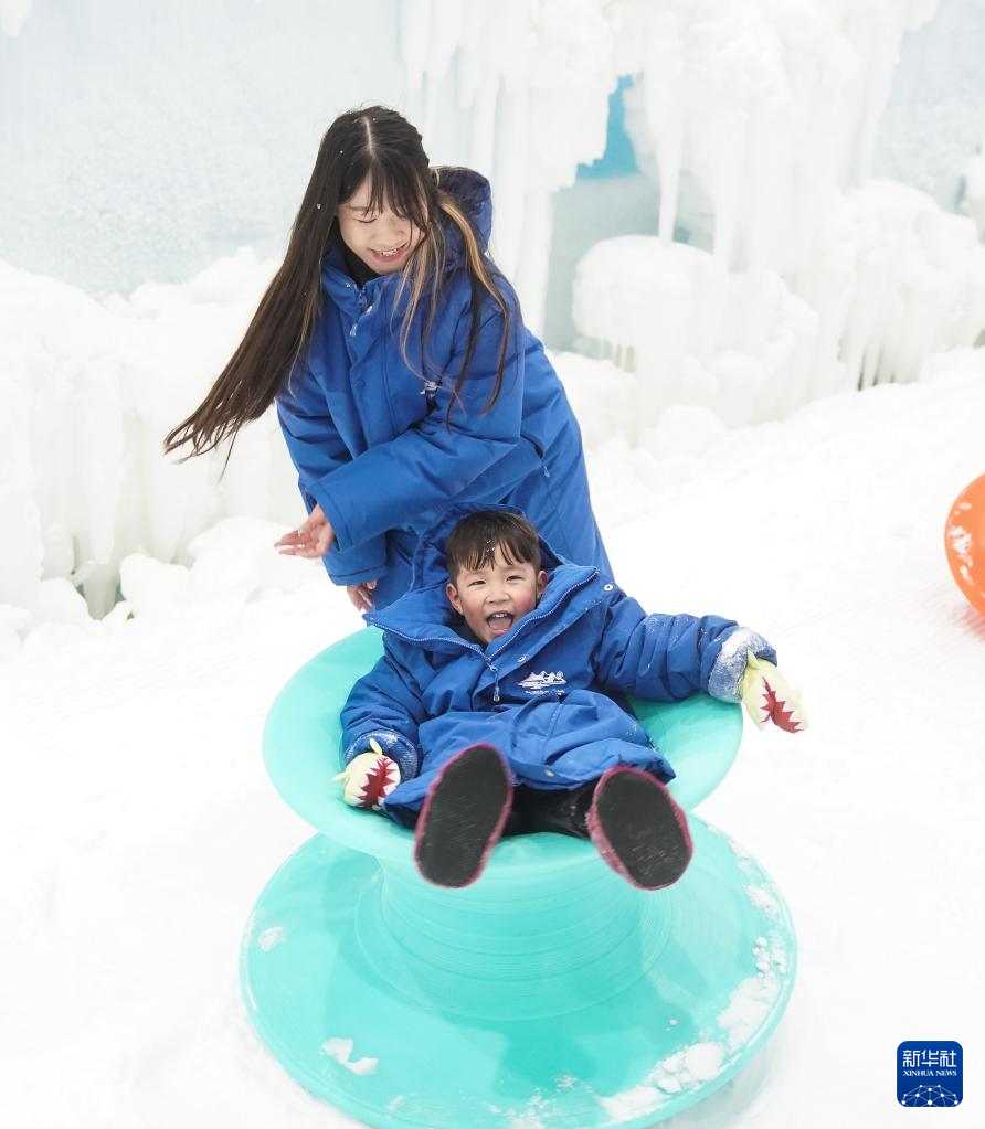 雪と氷で夏のレジャーを楽しむ 江蘇省南通市