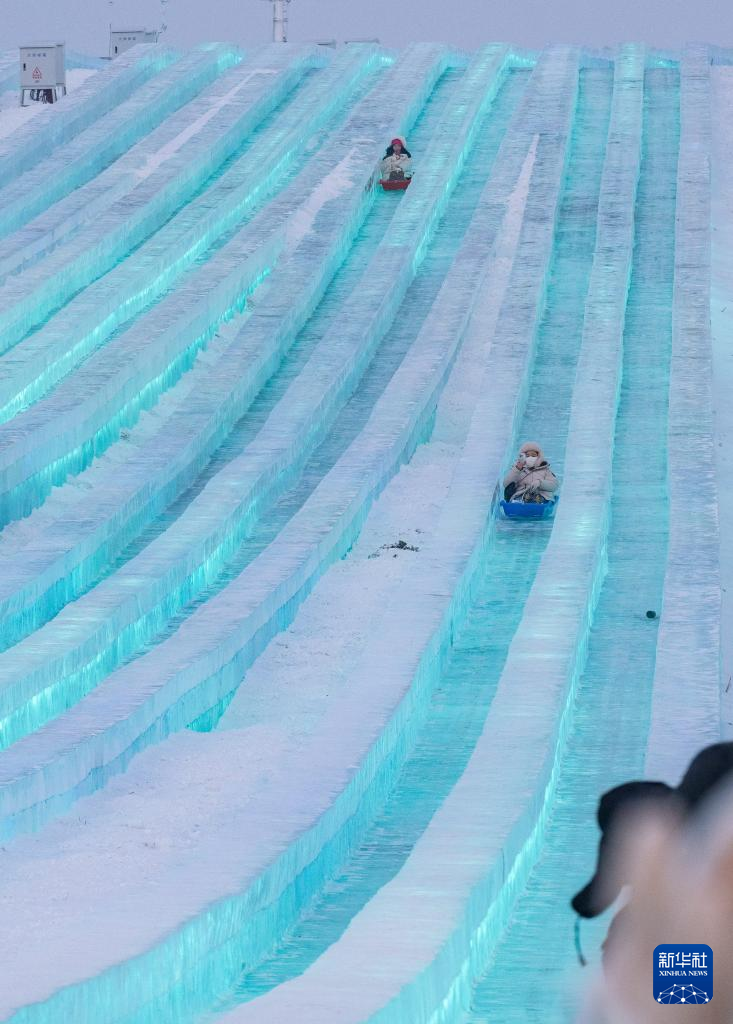 最長521メートル、氷の滑り台が人気 黒竜江省ハルビン市